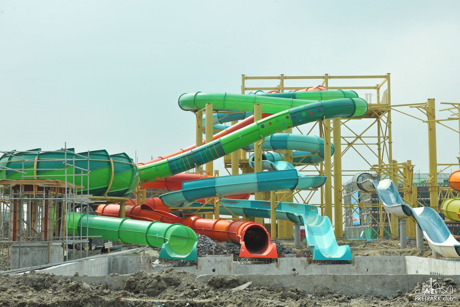 Bouw eerste Six Flags park in China ligt al een tijd lang stil ...