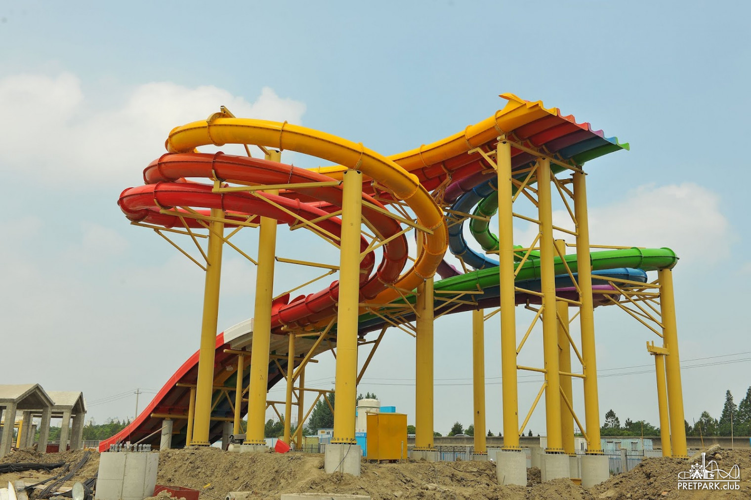 Bouw eerste Six Flags park in China ligt al een tijd lang stil ...